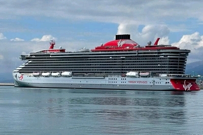 Pools onboard the Resilient Lady - Cruiseline.com